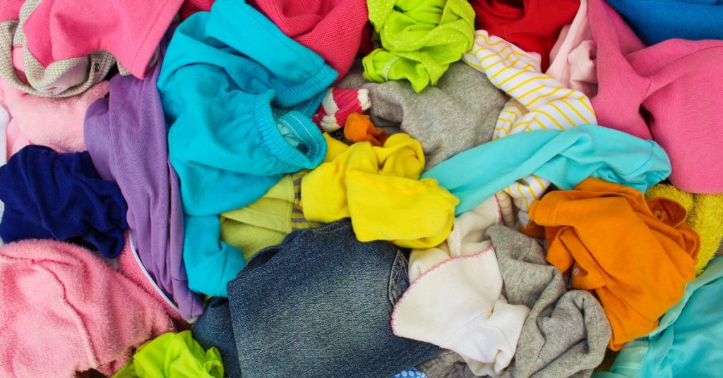 Cada vez que lavas la ropa, liberas kilos de microplásticos ...